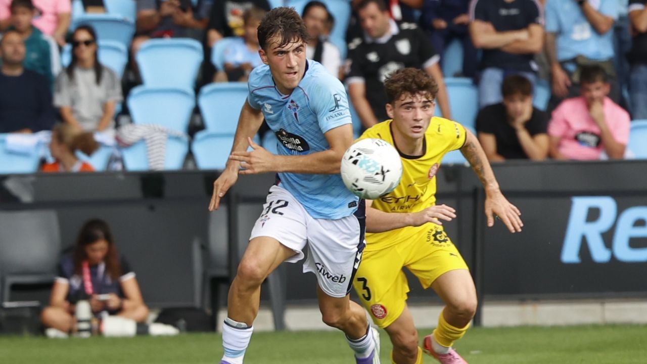 Javi Rodríguez tranquiliza sobre su lesión: «Pedín o cambio por precaución, vai estar todo ben»