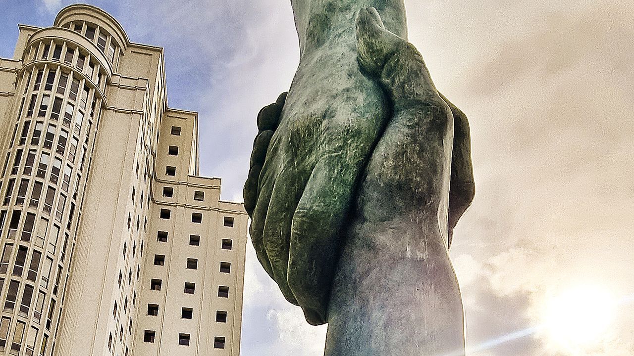 Aprovecha que su novia va a una entrevista de trabajo para fugarse con ...