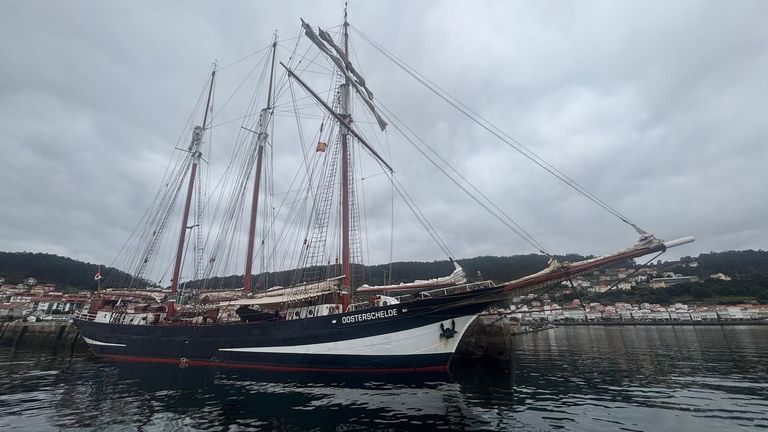 Una goleta con más de un siglo de historia arriba al puerto de Muros
