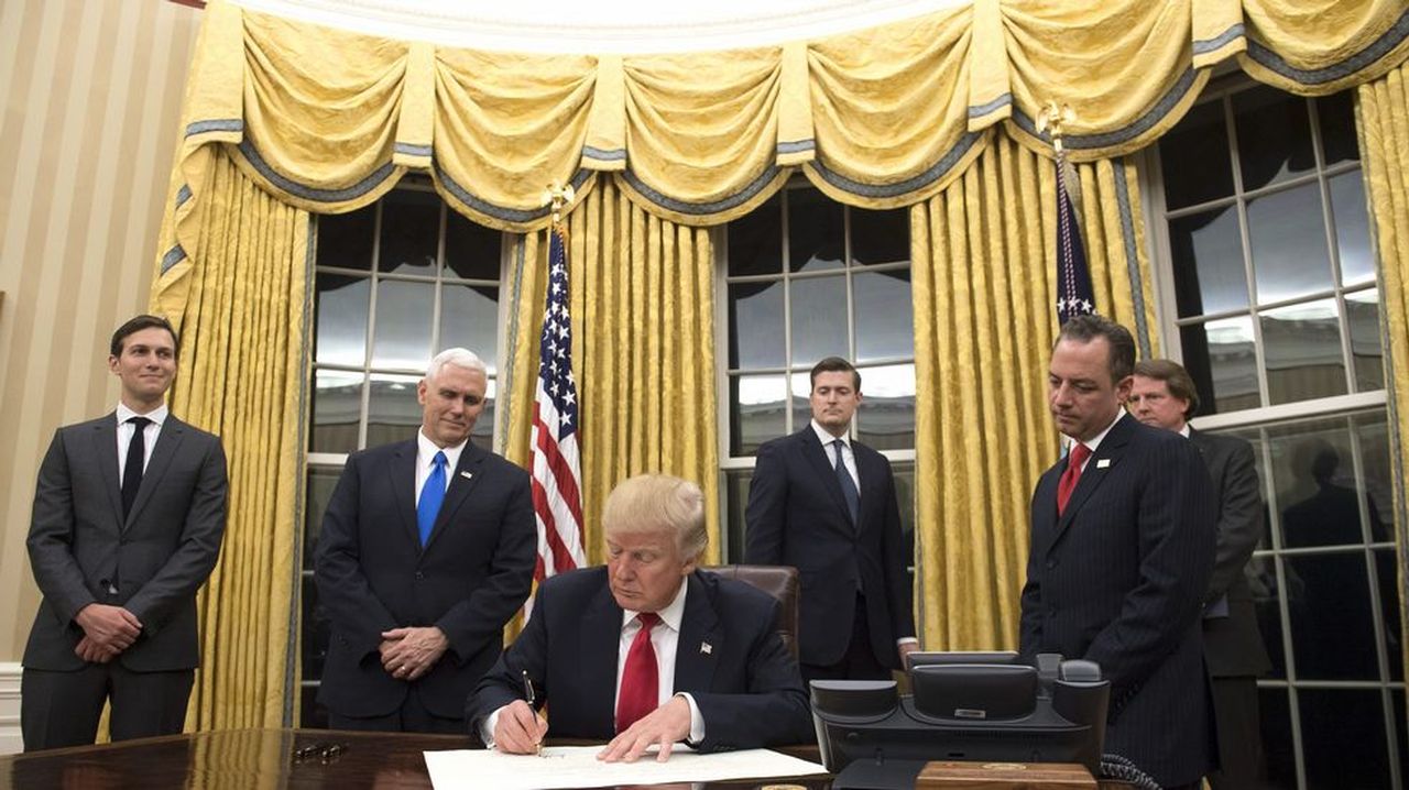 Donald Trump redecora el despacho oval con cortinas y sofá dorados