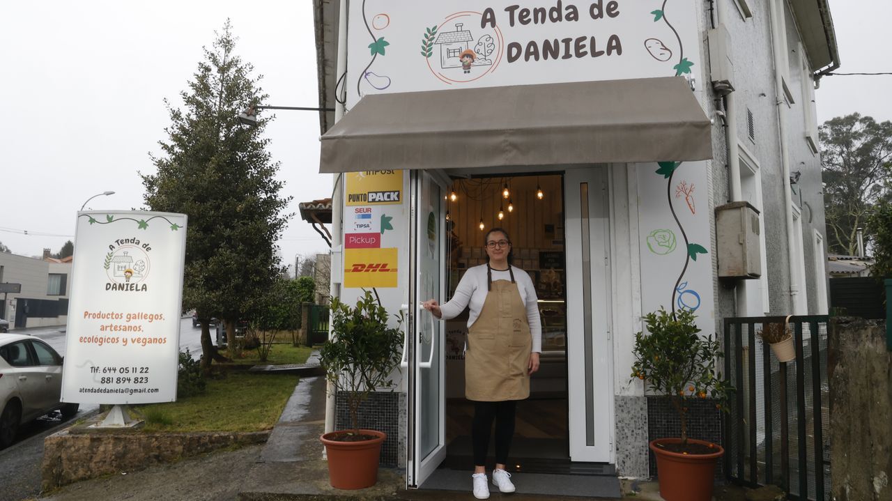 Una tienda de Oleiros, la aldea gala en un municipio lleno de hipermercados