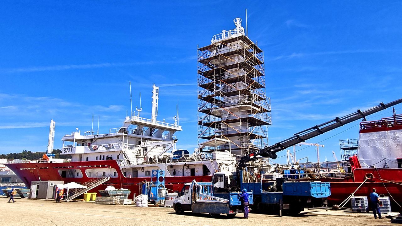 Reparan en la terminal de Bouzas el atunero Artza, de 112 metros de eslora