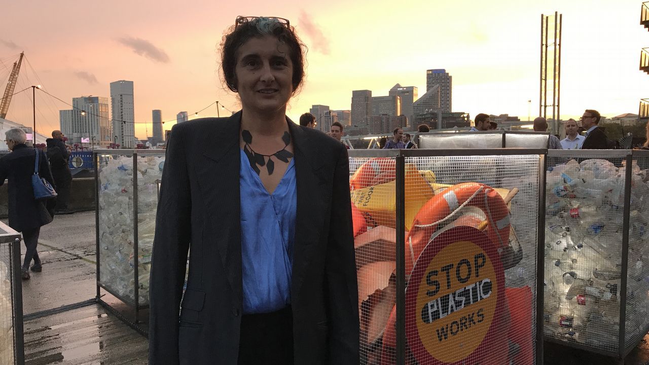 La artista gallega María Arceo, la conciencia del plástico en el río ...