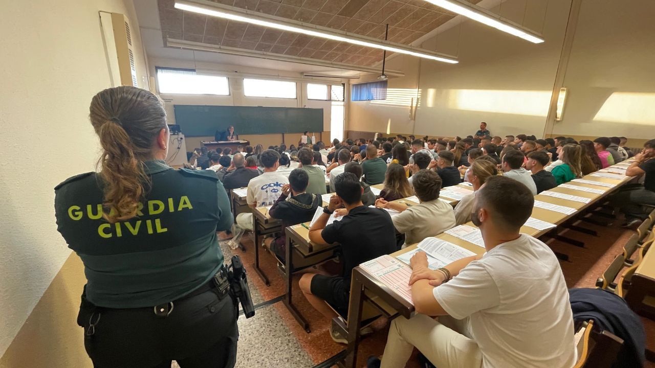 Más de 600 personas se examinan para acceder a la Guardia Civil en Gijón