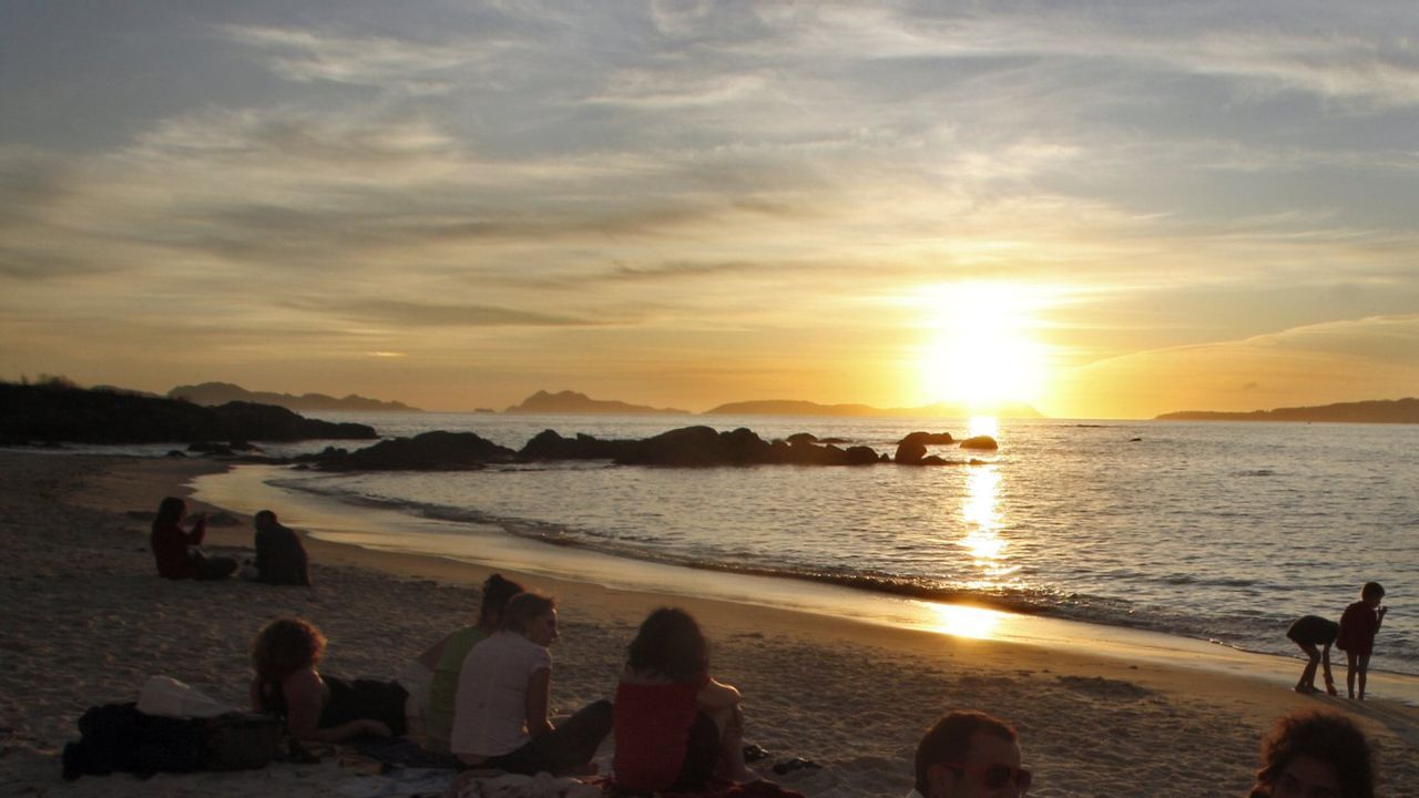 Detenido un campista en la playa de Samil por arrojar contra las rocas a su pareja, de la que ...