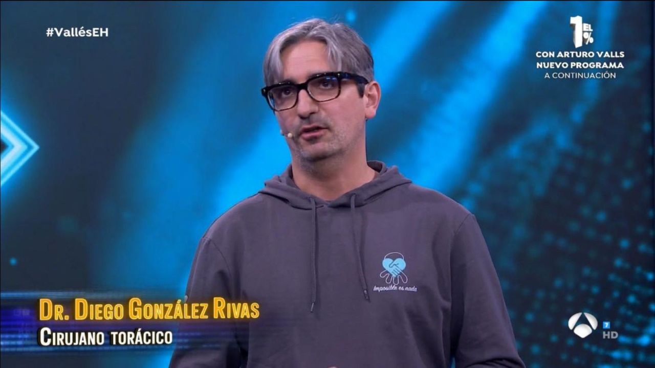 El médico Diego González Rivas, con una camiseta solidaria del elPulpo ...