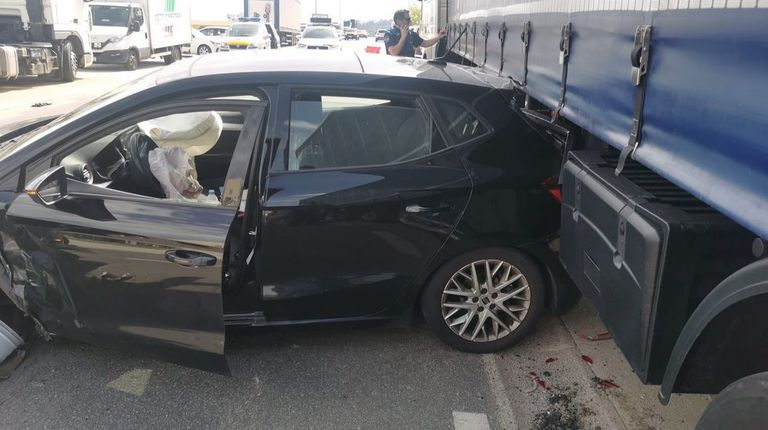 Dos coches chocan en el polígono de A Sionlla, en Santiago, y uno causa ...