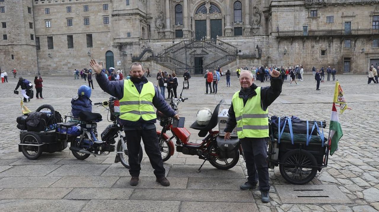 Gábor y Zsolt, dos trotamundos montados en Babetta, llegan a Compostela