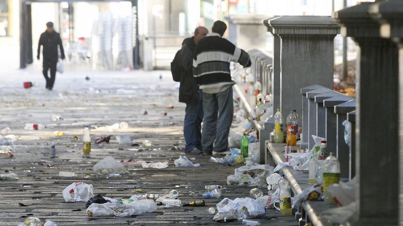 El macro botellón del inicio del puente llena de basura el entorno del ...