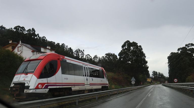 El temporal obliga a suspender la circulación de trenes en Ferrol