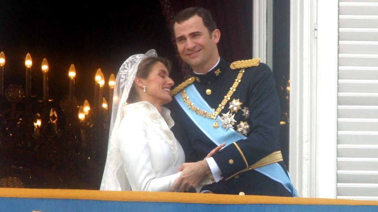 20 años de la boda de Felipe y Letizia: lluvia, fiebre, un beso ...