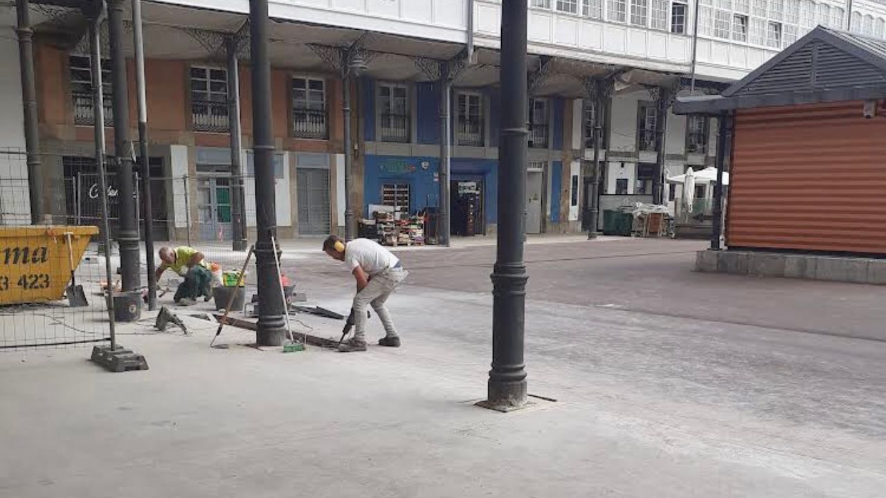 Avilés ultima la restauración de la columnata de la plaza Hermanos Orbón