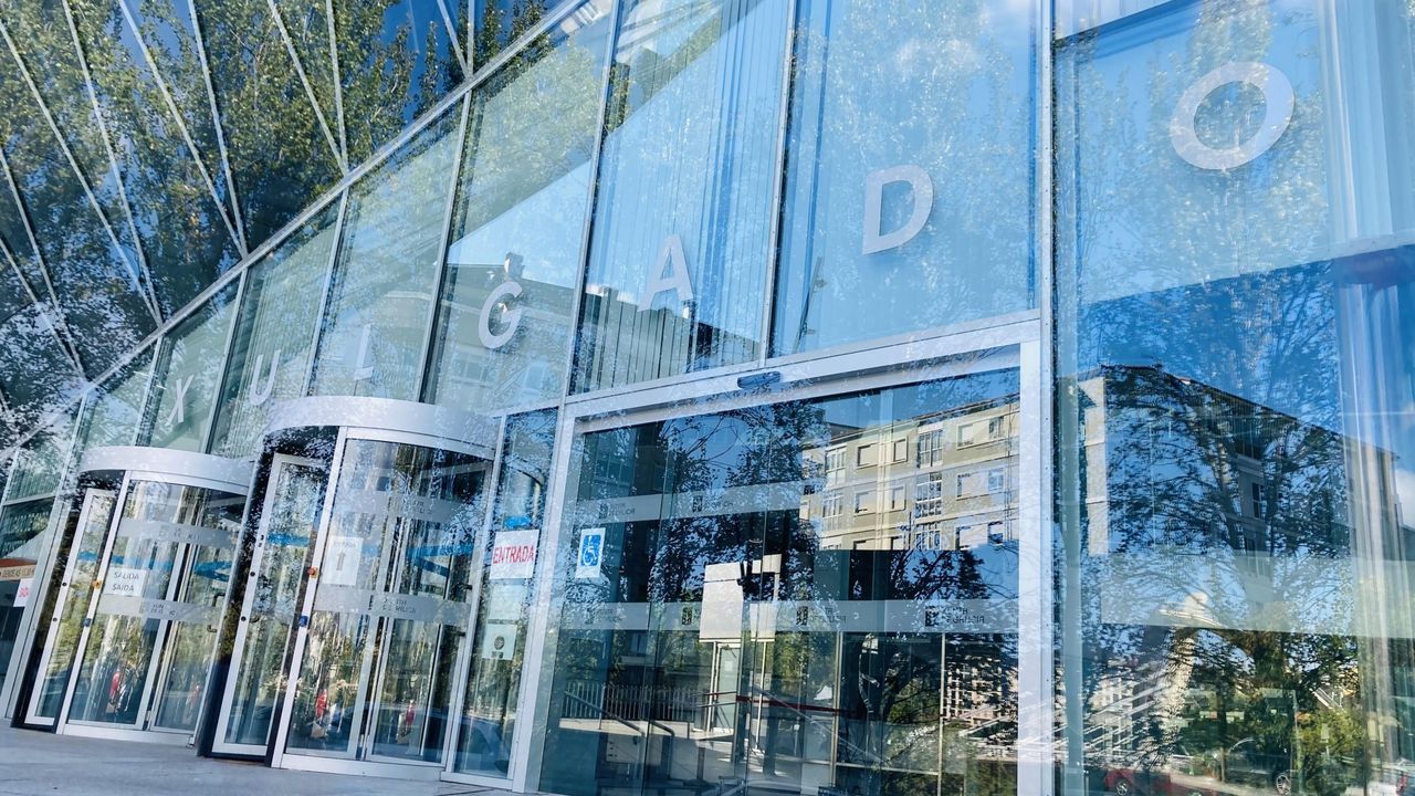 Acusan a cinco amigos de acorralar a una pareja en un bar de Allariz ...