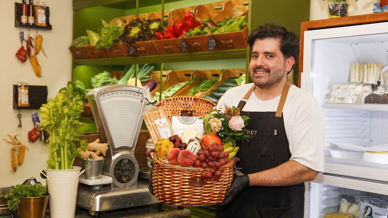 Frutas Rey, la frutería de estética antigua que crea cestas de fruta ...