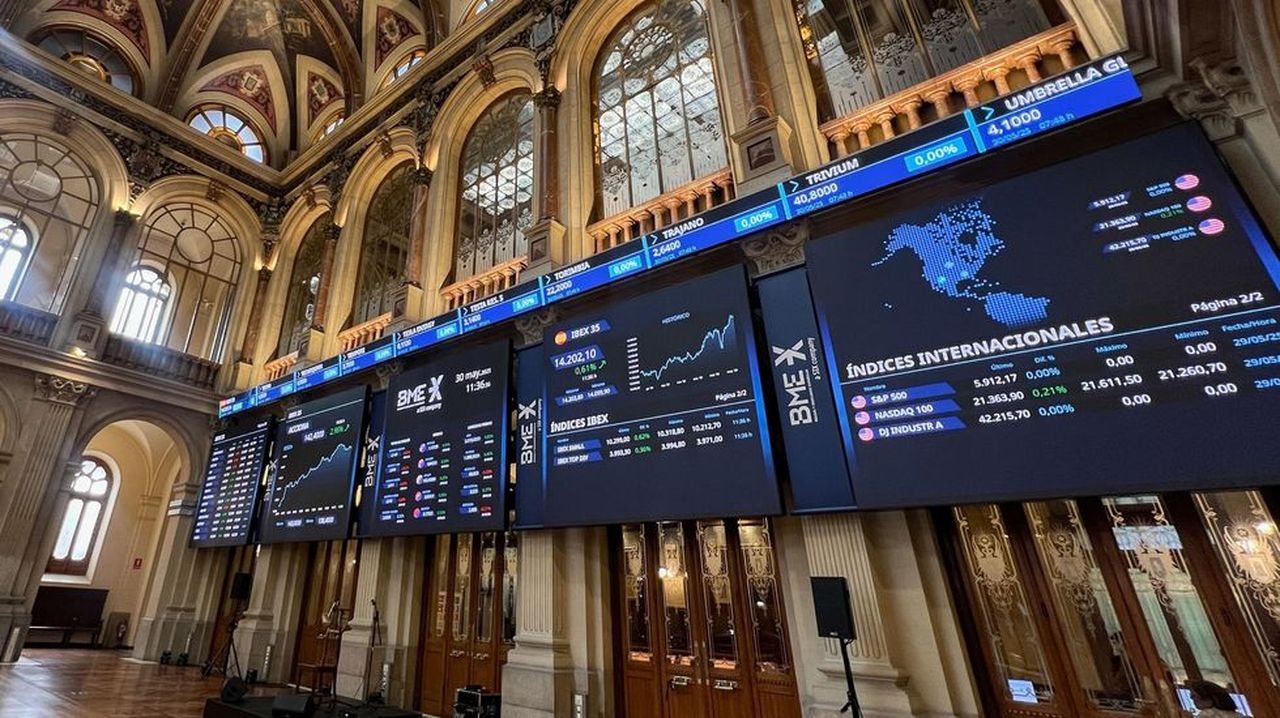 El Ibex 35 arranca el mes de junio con una caída del 0,3 % y lucha por mantener los 14.100 puntos