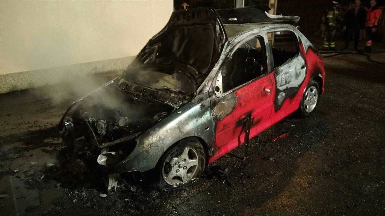 Un aparatoso incendio calcina un coche en Teis y daña un muro