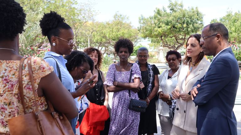Carmela López en Cabo Verde, de reuniones y en el bar Galycia