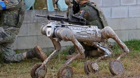 La Brilat se adiestra con un perro robot armado con un fusil