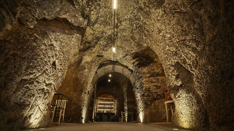 Seadur, el lugar donde comer en una cova y dormir en una rectoral