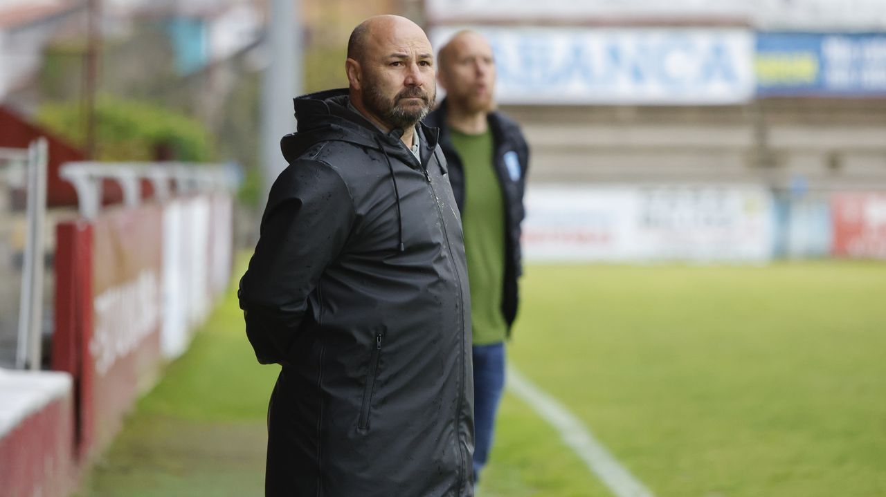 El entrenador del Arousa, herido leve en un aparatoso accidente a la salida de la autopista en A ...