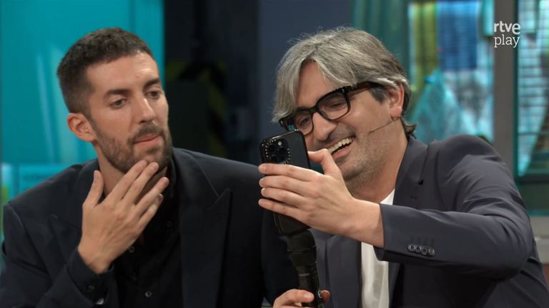 La emotiva llamada del coruñés Diego González Rivas en «La Revuelta» a ...