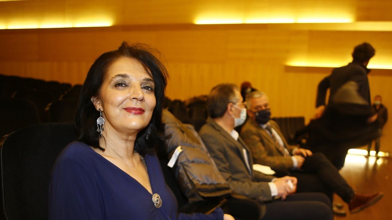 Rexina Vega presenta «O teu perfil na miña sombra»