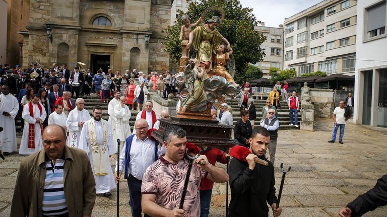 Santa Uxía se hace fuerte en Ribeira