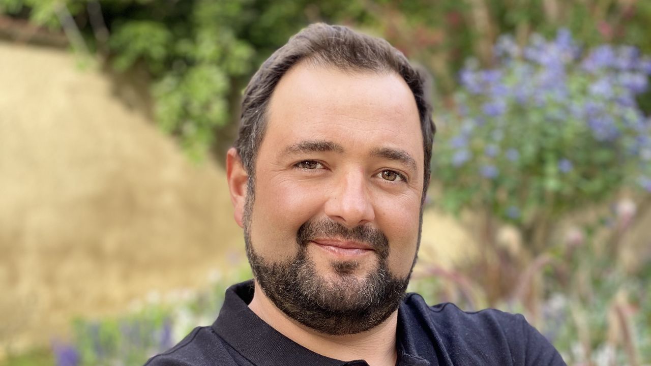Israel Edrosa, de profesión trotamundos: de Trabada a la India y de ahí ...