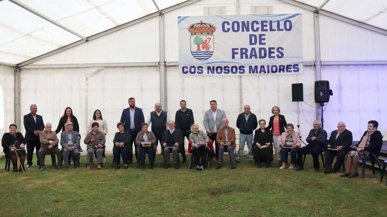 El Concello de Frades rinde homenaje a 17 vecinos que encaran los 90 o ...