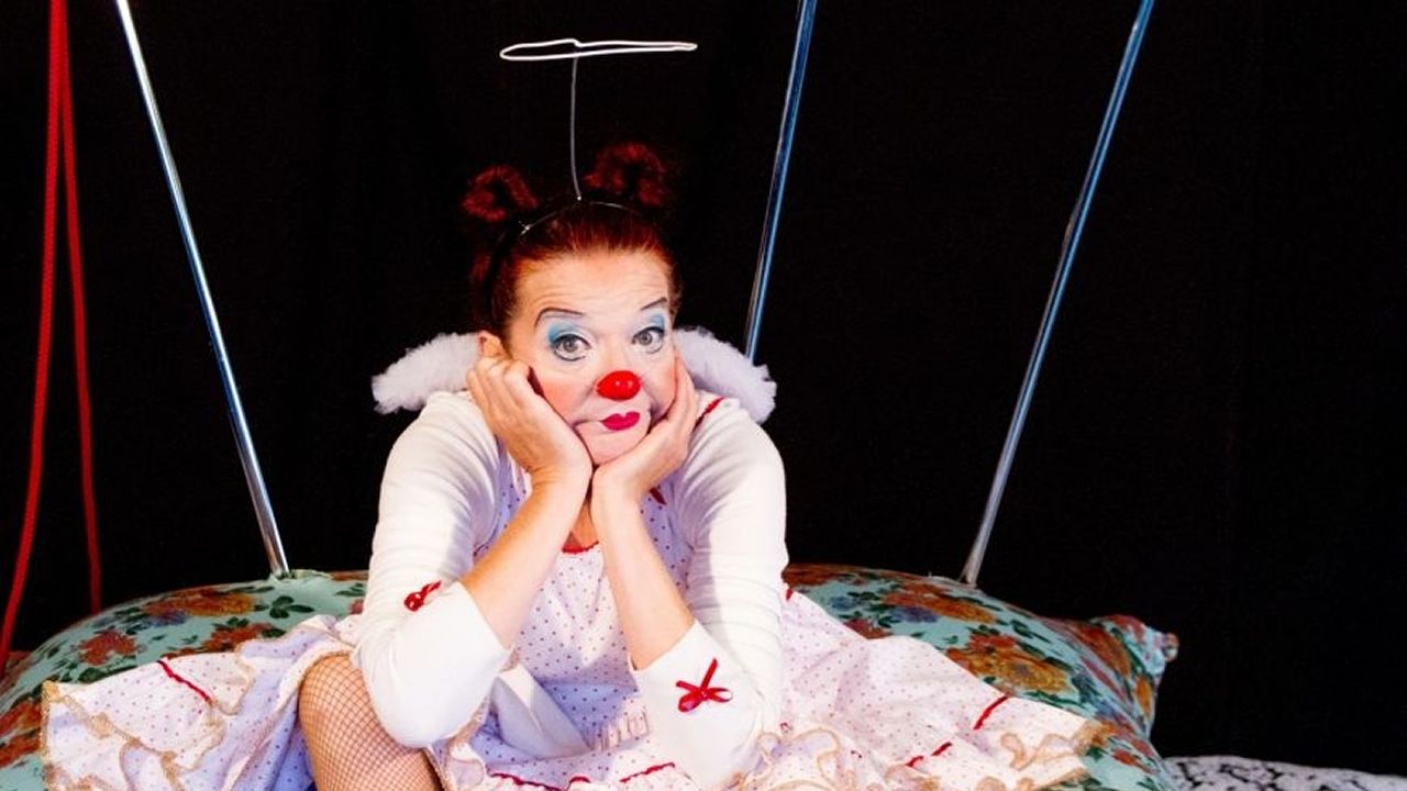 La poética historia de una payasa-ángel en el fondo del mar