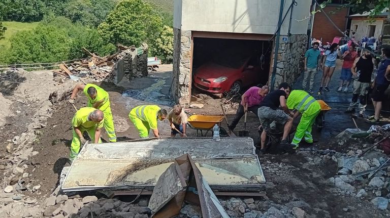 Las brigadas de la Diputación despejan los accesos a los pueblos ...