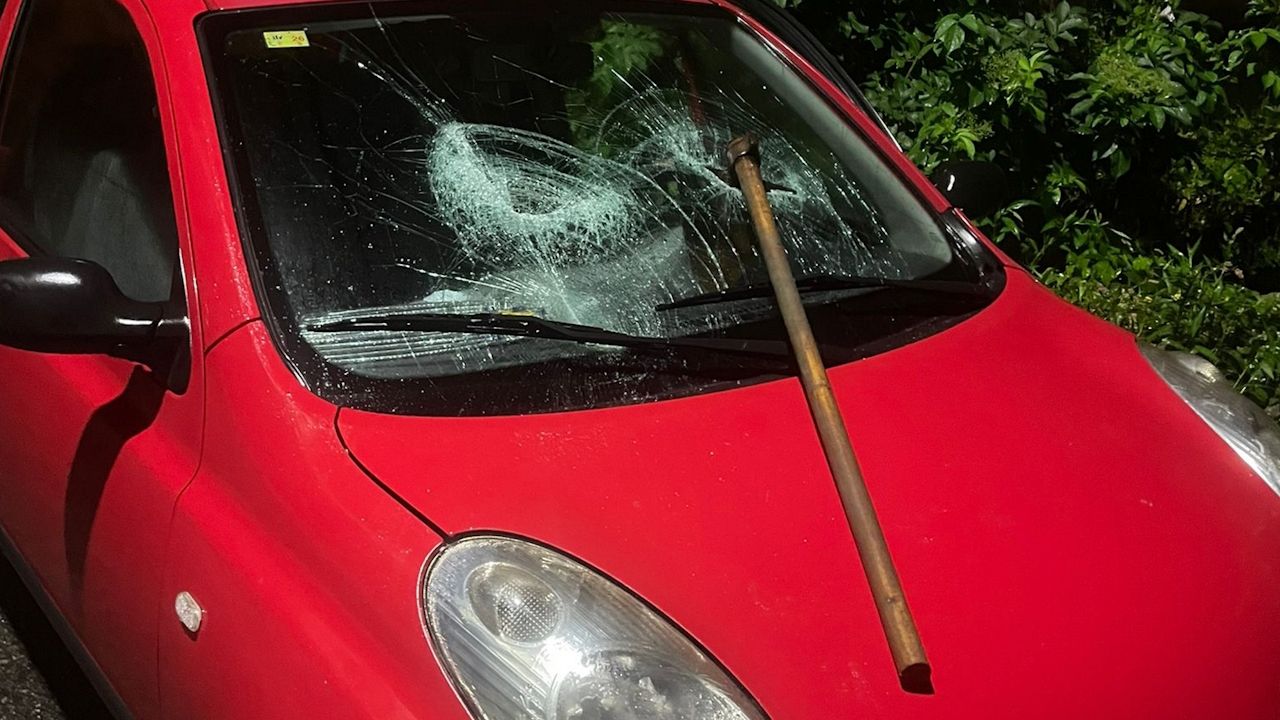 Rompen con un sacho el parabrisas de un coche en Boiro