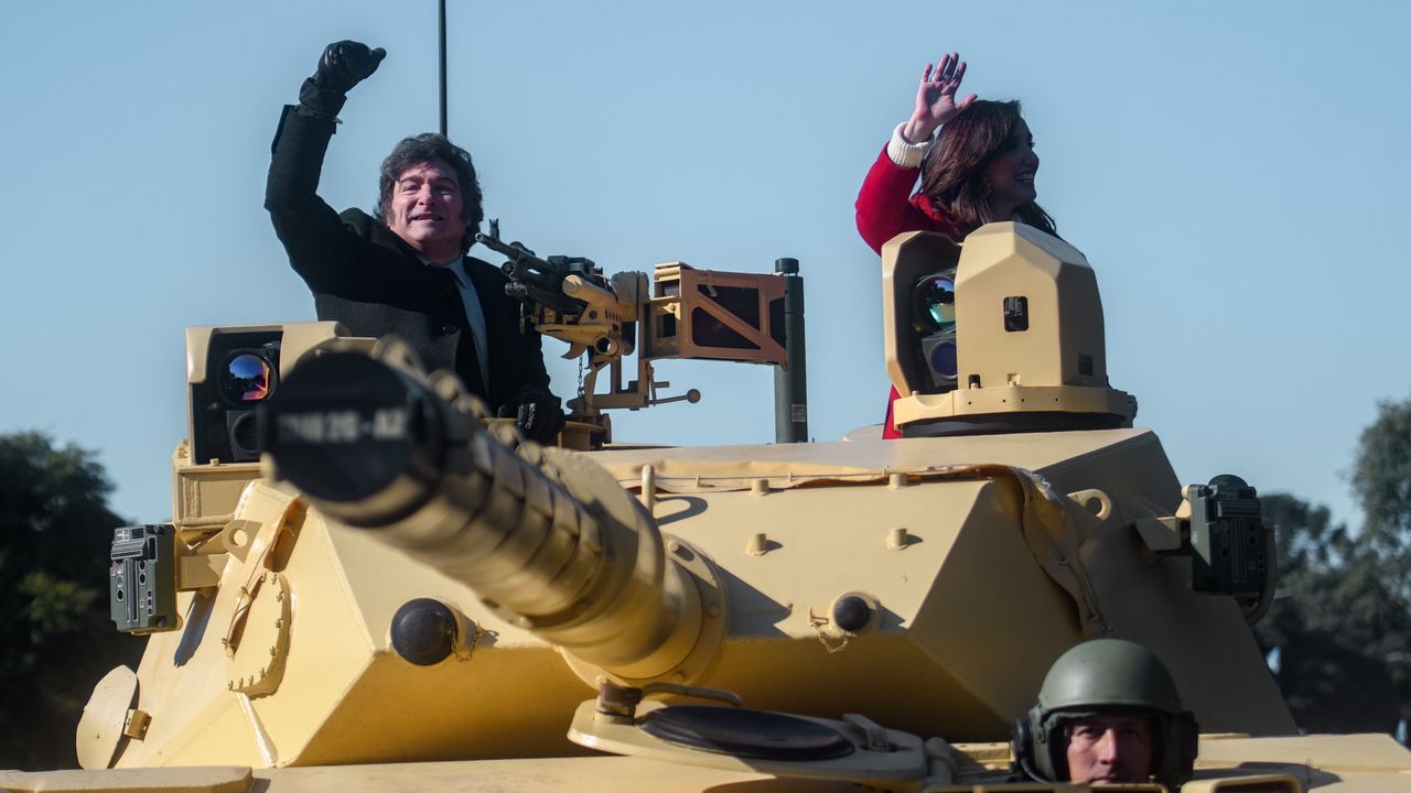 Javier Milei y su vicepresidenta se suben a un tanque para celebrar el ...