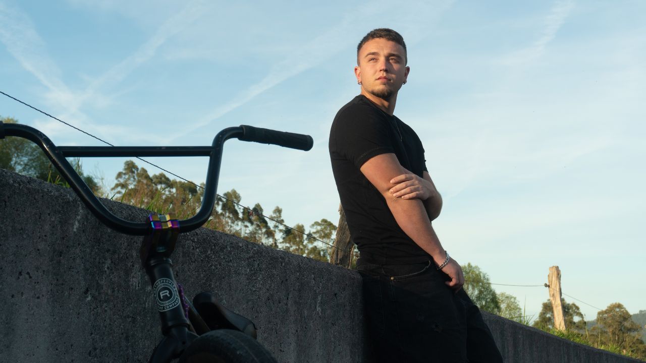 El joven asturiano Ramudo presenta en Gijón «Tête de la course», su ...