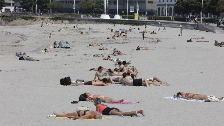 A Coruña se entrega al sol: las playas se llenan y el termómetro rozará ...