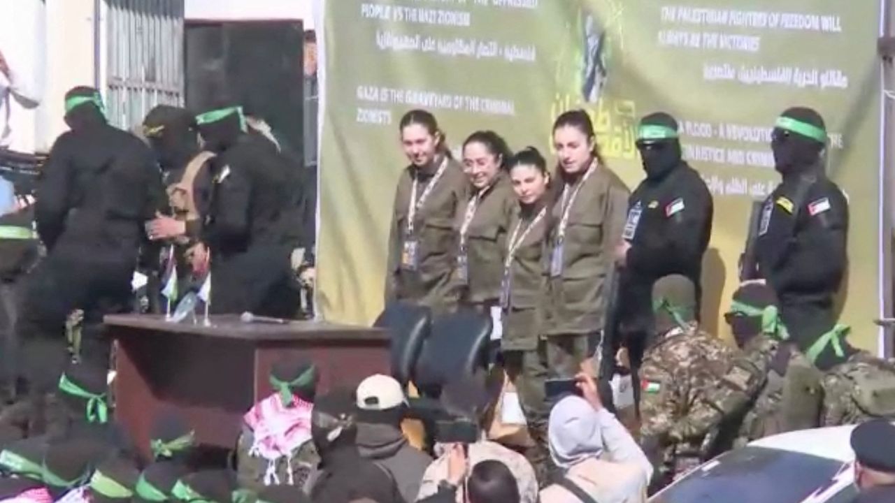 Hamás libera a cuatro mujeres soldado cautivas en Gaza en una ceremonia ...