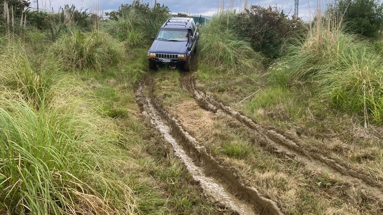 Aprendiendo a conducir vehículos todoterreno en la Agasp estradense