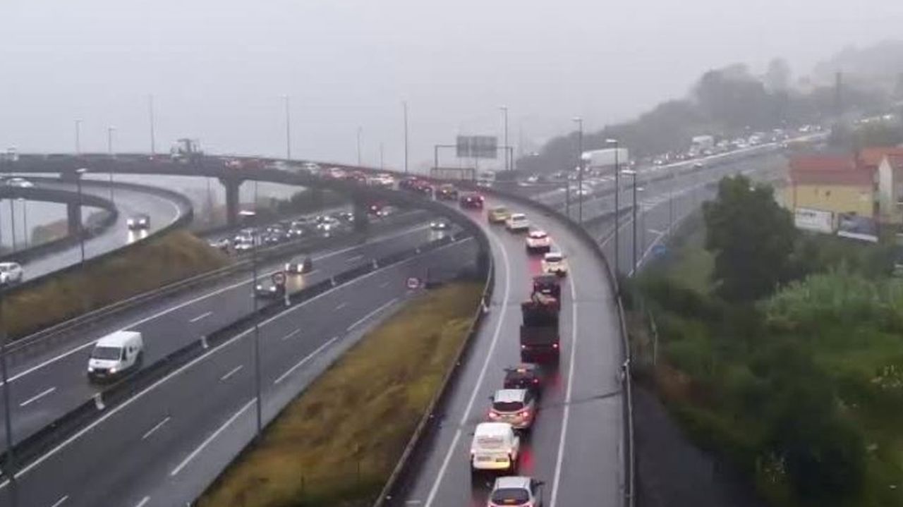 Un atasco kilométrico en la AP-9 en dirección a Vigo atrapa a cientos ...
