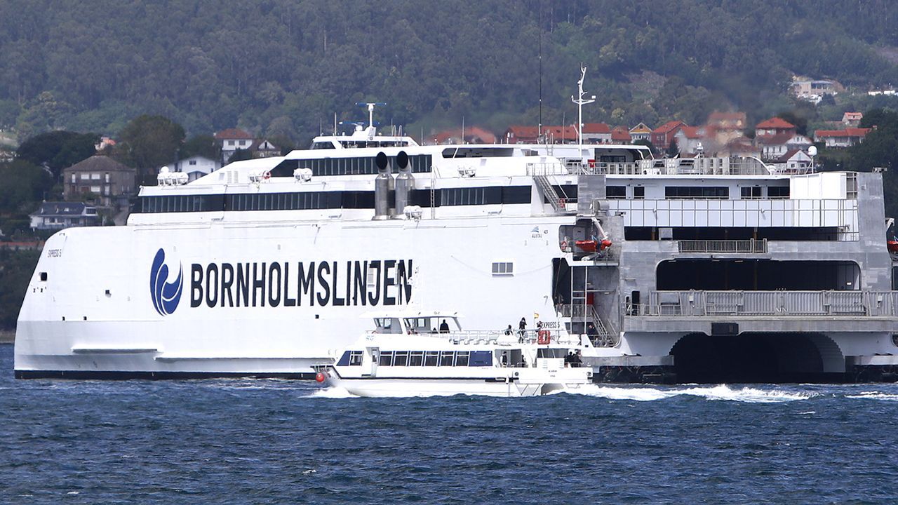 Uno de los ferris más grandes del mundo se refugia en la ría de Vigo