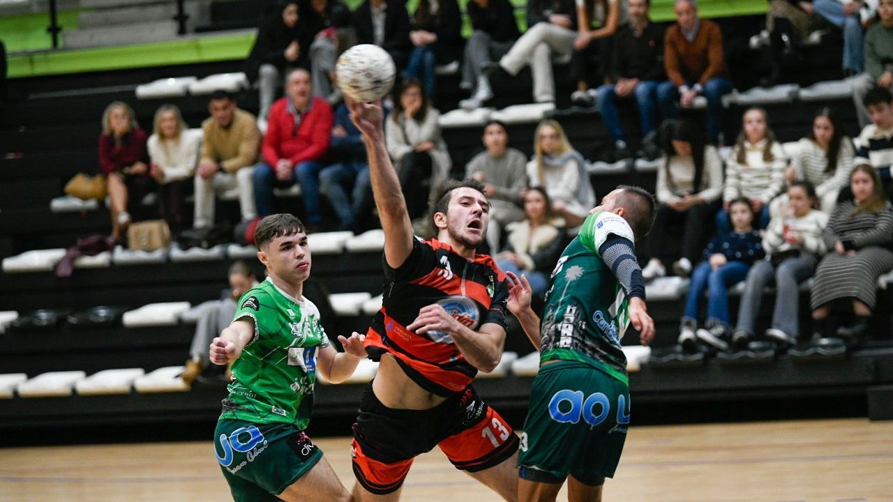 El Balonmán Lalín hace los deberes ante el Cañiza (24-30)