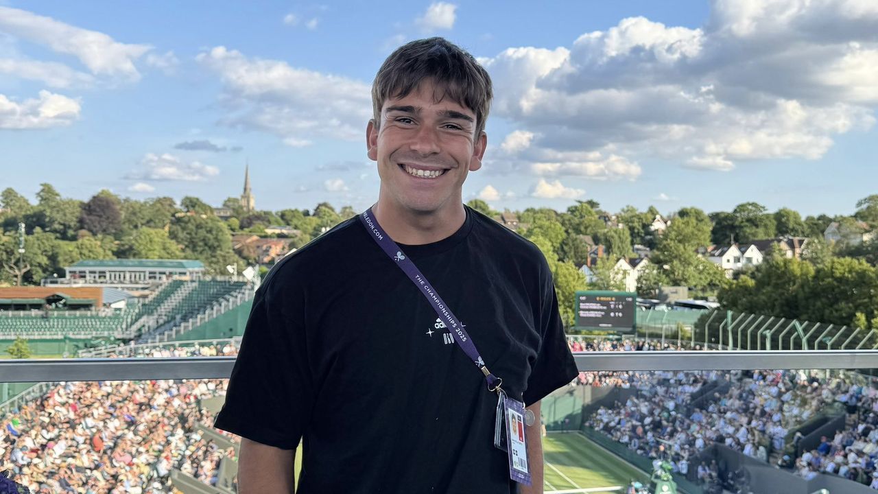 Martín de la Puente vence con comodidad en su estreno en Wimbledon ante ...
