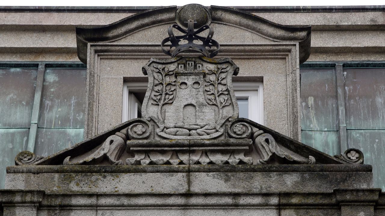 El escudo de Vigo recupera la corona real, pero ya de hierro