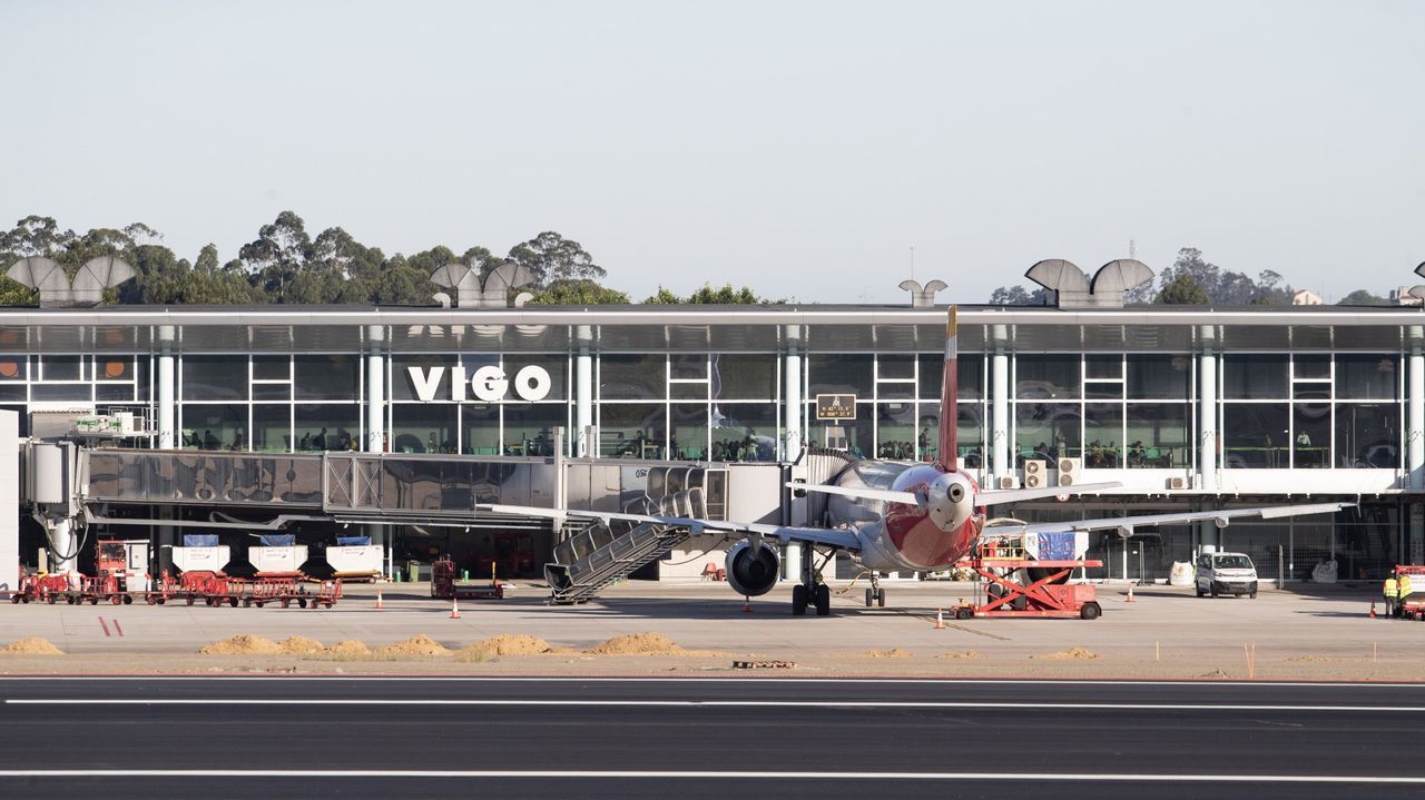 Un avión retrasa su despegue en el aeropuerto de Vigo al «quedarse ...