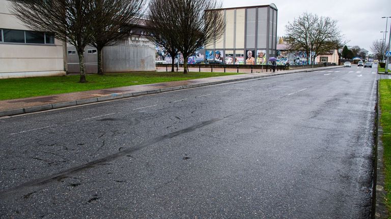 Señalización horizontal que pide una mano de pintura en Lugo