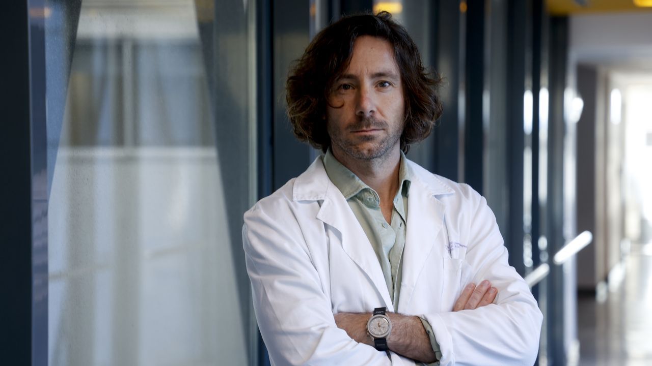 Guillermo Rieiro, traumatólogo del Chuac: «La cadera duele en la ingle»