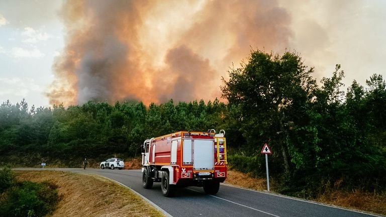 Los incendios en Galicia continúan avanzando y han arrasado cerca de 4. ...