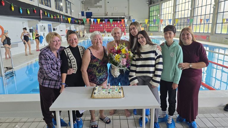 Sorpresa en A Malata para celebrar los 91 años de Manuel