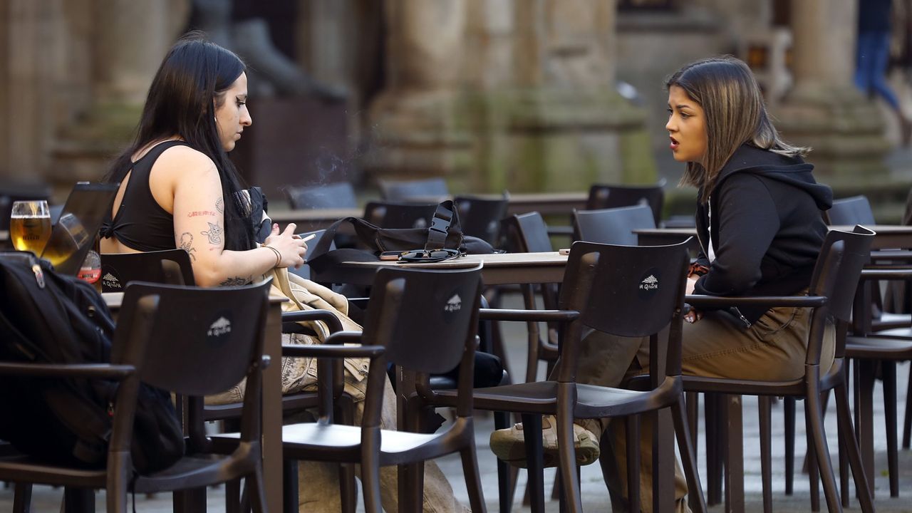 Tomar el café al sol cuesta un extra en Santiago: «Supone tener un ...