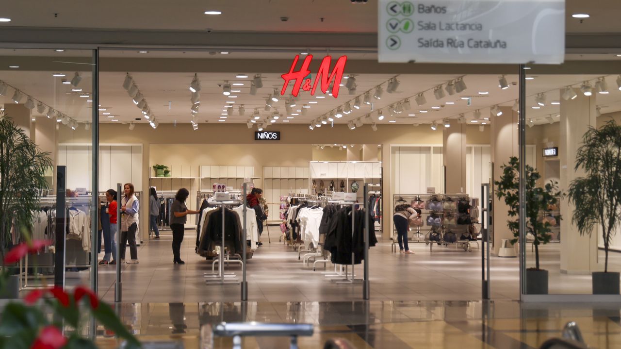 Dos días para el cierre definitivo de la tienda de H&M en el centro comercial Odeón