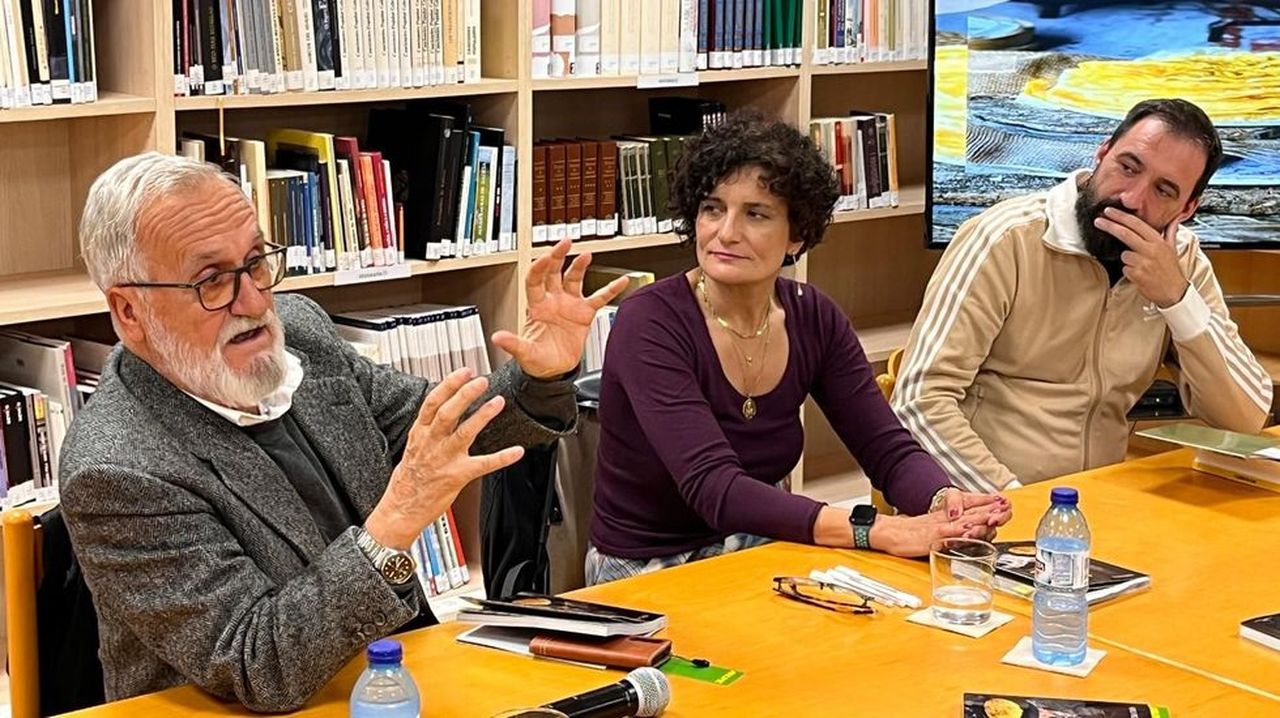 La ordense Mónica Prego presentó el libro de cocina «A carón do lume ...